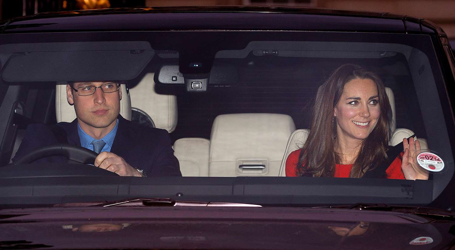 Prins William i sin bil på natten…
